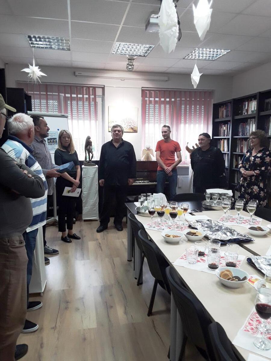 OTVORENA “LIKOVNA LIRIKA” IZLOŽBA SLIKA, SKULPTURA I RELJEFA - Centar ...